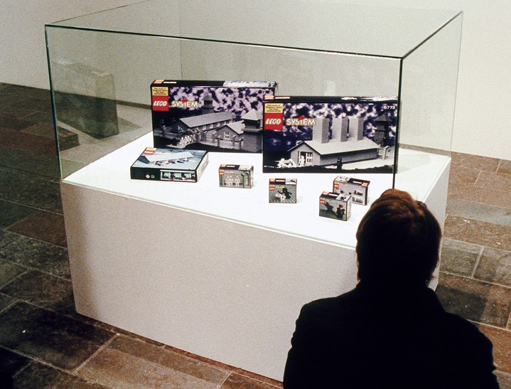 Esthétique de l’inhumanité – Lego Concentration camp, Zbigniew Libera ...